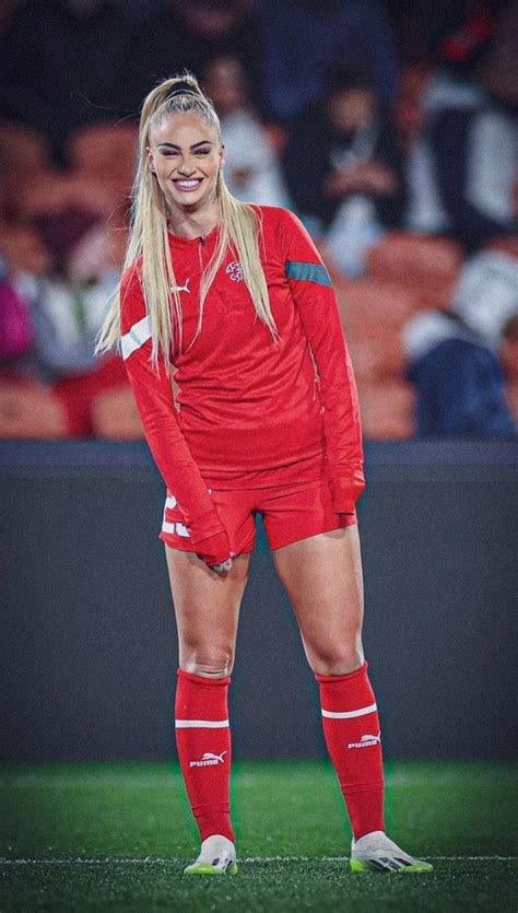 Pin By Kezia Lobo On Família Female Soccer Players Womens Soccer