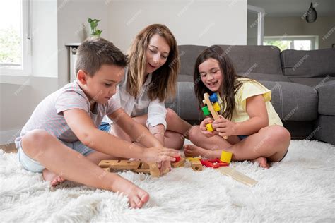 Madre Soltera Jugando Con Sus Hijos En Casa Foto Premium