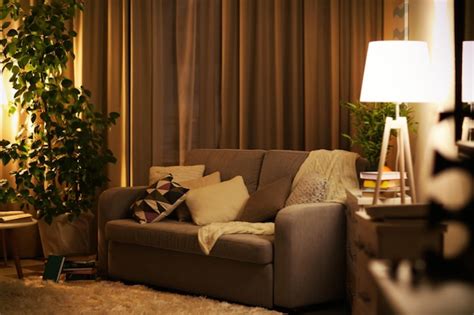 소파 그린 트리와 조명 램프가 있는 객실 내부 프리미엄 사진