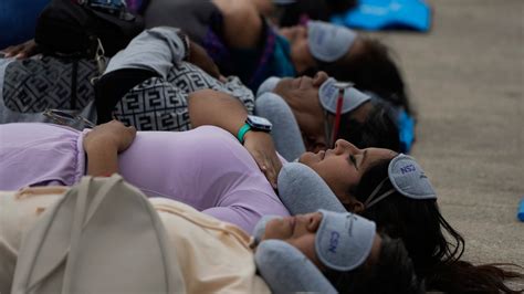 Hundreds Of People In Mexico City Stretch Out For A ‘mass Nap To