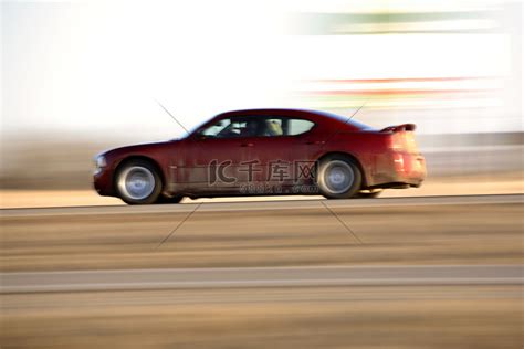 横贯加拿大高速公路上超速行驶的汽车高清摄影大图 千库网