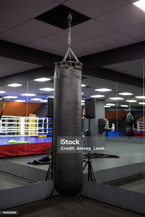 권투 체육관 피트 니스 센터에서 훈련 복싱 홀입니다 펀칭 백입니다 권투 링입니다 빈 복싱 홀 가방에 대한 스톡 사진 및 기타 이미지 Istock