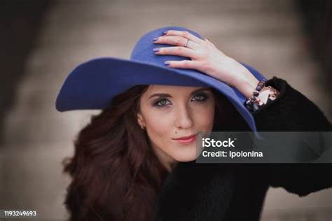 파란 모자를 쓴 아름다운 매력적인 젊은 여성이 이른 봄에 공원에서 산책 2020년에 대한 스톡 사진 및 기타 이미지 2020년 갈색 갈색 머리 Istock