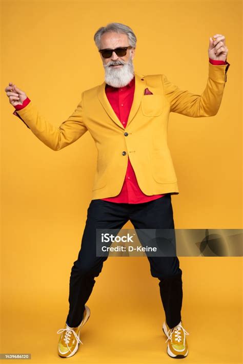 스튜디오에서 사진 촬영을 하는 행복한 잘 옷을 입은 신사 2019년에 대한 스톡 사진 및 기타 이미지 2019년 55 59세 개성 개념 Istock
