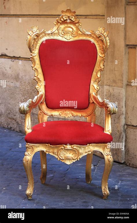 Roter thron -Fotos und -Bildmaterial in hoher Auflösung – Alamy