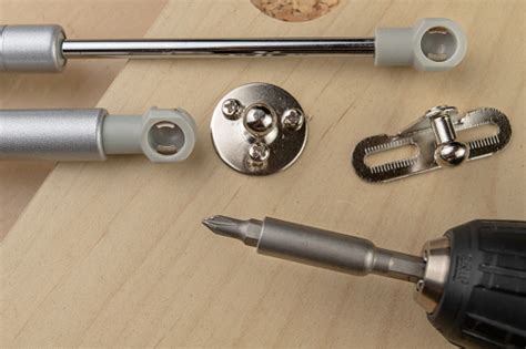 가구 캐비닛에 장착 된 가스 리프 터 워크샵에서 작은 목공 작업 밝은 배경입니다 가구에 대한 스톡 사진 및 기타 이미지 가구 가정의 방 강철 Istock