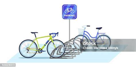 자전거 주차장 주차 표지판과 주차된 자전거가 있는 공용 자전거 거치대 생태 도시 교통 벡터 일러스트 레이 션 두발자전거에 대한