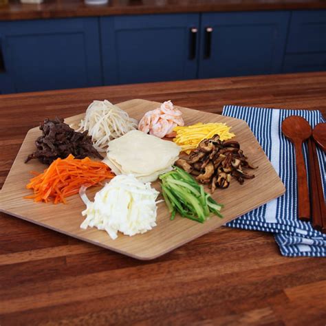 쿡템 Cooktem8가지 색색깔 재료와 밀전병쌈 구절판 구절판은 얇게 부친 밀전병에 8가지 색색깔 재료를 채썰어 익힌 것을 싸먹는 요리에요 재료가 많은 만큼