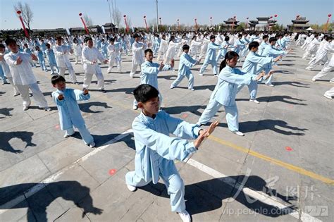 河北邯郸：三万爱好者同庆“亚洲太极拳日” 人民图片网