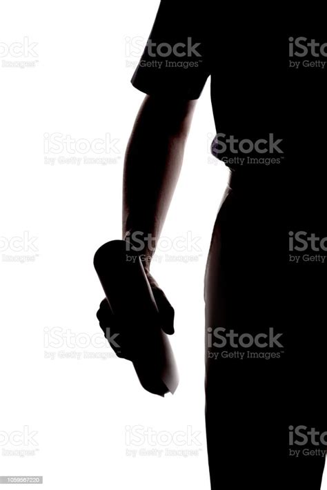 남성 건설 엔지니어 건물 프로젝트 공식적인 한 벌 및 헬멧 제공 지침에서 개념의 건설 및 엔지니어링 흰색 절연 배경 스크롤의 실루엣 개념에 대한 스톡 사진 및 기타 이미지