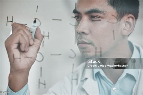 과학자 남자 그리고 실험실에서 공식 글쓰기 및 제약 연구를 하는 명확한 보드 분자 구조 클리닉 및 과학 종사자로서 화학 병원 및
