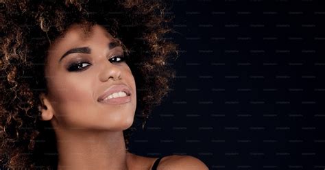 아프리카를 가진 젊은 아프리카계 미국인 소녀의 아름다움 근접 촬영 초상화 카메라를 보고 있는 소녀 이상적인 피부 사진 Unsplash의 유행 이미지