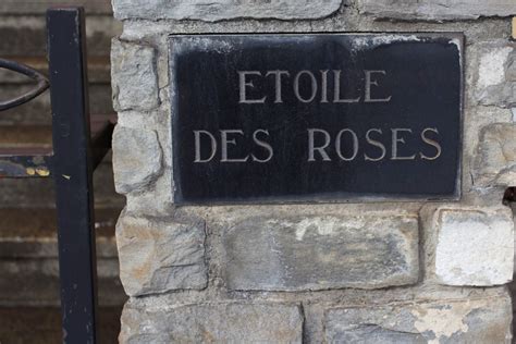 Plaque Noire Gravée Etoile Des Roses Sur Mur De Pierre