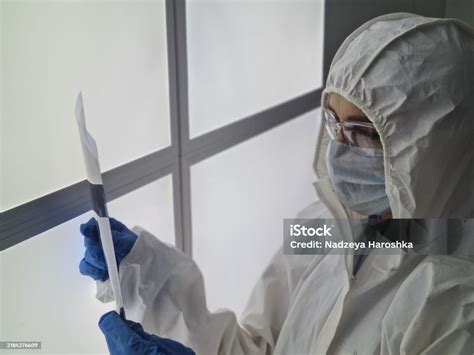 보호 장구를 착용한 실험실 기술자가 연구 프로젝트 개념 중 멸균 환경에서 샘플을 검사하고 있습니다 35 39세에 대한 스톡 사진 및 기타 이미지 Istock