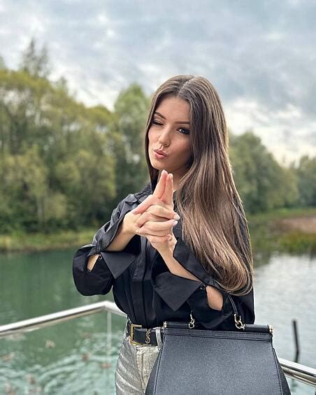 Как выглядит самая красивая девушка России Рамблер женский