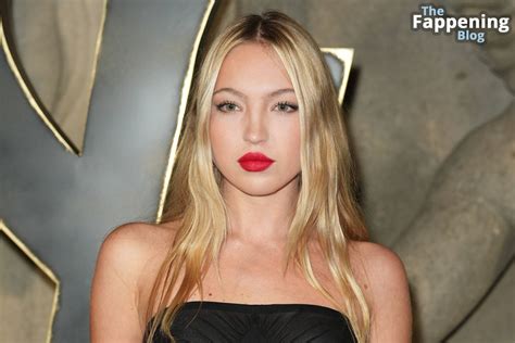 Lila Grace Moss Hack Flashes Her Nude Tits At The Yves Saint Laurent Shows In Paris Fappening