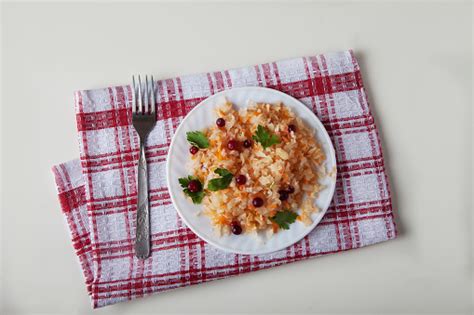 접시에 소금에 절인 양배추와 크랜베리의 샐러드와 포크냅킨에 흰색 테이블에 서 0명에 대한 스톡 사진 및 기타 이미지 0명 건강한 식생활 곡초류 Istock