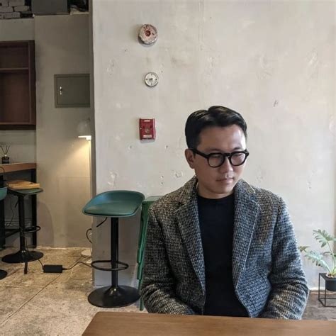 한국인들이 똑같은 옷을 입고다닌다고 하는 사람들은 사실 심미안이 없는 사람이다 검은색도 얼마나 다양한 검은색이 존재하고 오버핏도 옷마다 미묘한 차이가 존재한다