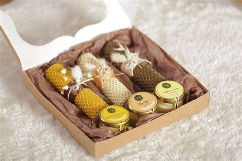 Подарунковий набір крафтових свічок з вощини та крем меду для мами подруги колеги сестри