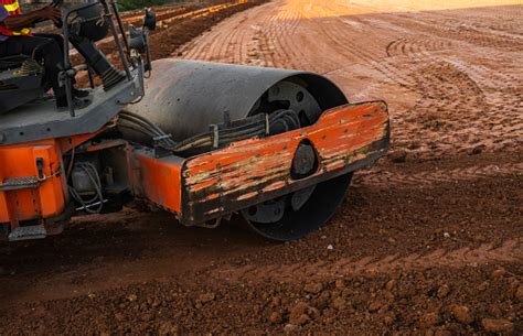 새로운 도로 건설 현장에서 작업하는 도로 롤러 고속도로에서 작업 하는 중장비 기계 건설 장비 도로의 다짐 거리에 대한 스톡 사진