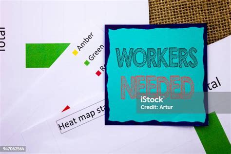 개념 글 텍스트 필요한 노동자를 보여주는입니다 검색에 대 한 경력 자원 직원 실업 문제 질감된 배경 스티커 메모 지에 적힌 의미