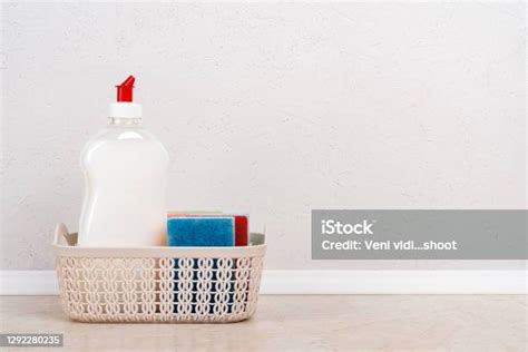 흰색 식기 세척 액과 흰색 콘크리트 벽에 대한 부엌 테이블에 작은 바구니에 몇 폼 스폰지 가정용 주방 세제 공간을 복사합니다 병에 대한 스톡 사진 및 기타 이미지 Istock