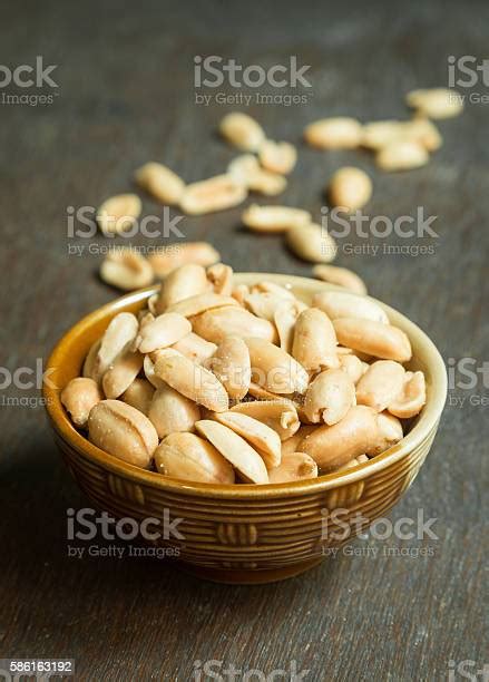 나무 배경에 소박한 그릇에 구운 껍질을 벗긴 소금에 절인 땅콩 Celebrity Roast에 대한 스톡 사진 및 기타 이미지