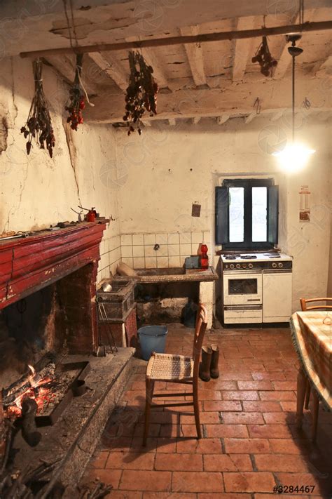Interior De Una Casa Pobre Con Chimenea Y Pequeña Foto De Stock