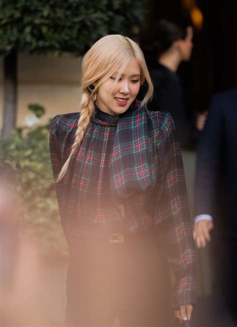 파리의 낭만이라는 인간 생로랑의 체크 패션🌹 블랙핑크 로제 파리 패션 위크 생로랑 Ws 24 사진 모음 Ft에펠탑이 사랑한 여자🗼 네이버 블로그