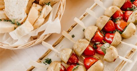 테이블 위에 놓인 음식 쟁반의 클로즈업 사진 Unsplash의 카나페 이미지