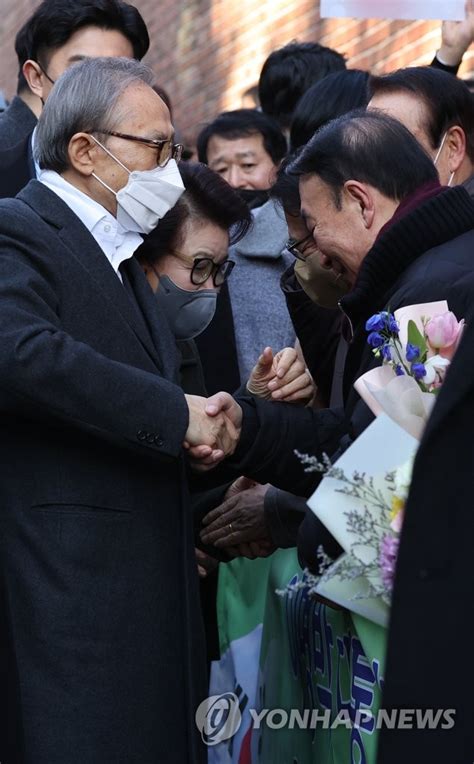 인사하는 이명박 전 대통령 연합뉴스