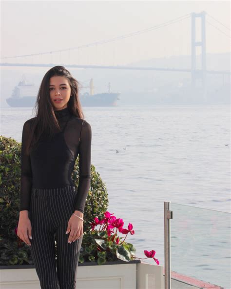 Ela Yörüklü Kimdir Kaç Yaşında Ve Nereli