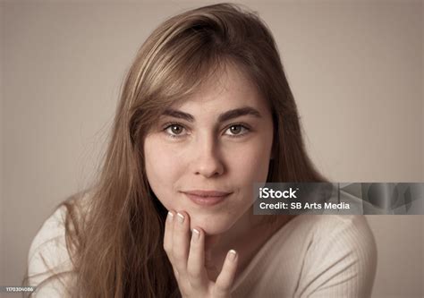 금발 머리와 아름다운 미소와 젊은 예쁜 백인 십대 여성의 초상화를 닫습니다 중립 배경에서 격리되었습니다 자신감 있는 포즈와 모델링을 느껴보시고 라이프 스타일과 뷰티 컨셉