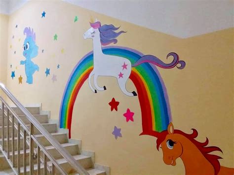 Зургийн дугуйлангийн сурагчид Улаанчулуутын цэцэрлэгийн багачуудад бэлэг барив