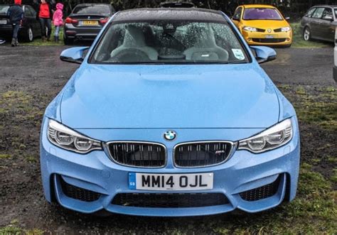 天蓝色宝马m4跑车 轿跑爱好者