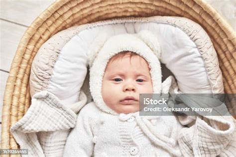 고리 버들 요람에 누워있는 아기 해피 어머니와 아버지의 날 어린 시절과 부모 1개월에 대한 스톡 사진 및 기타 이미지 1개월