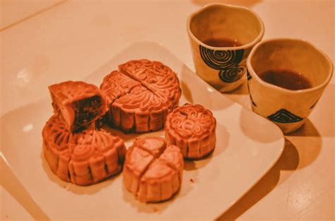 갈색과 흰색 하트 모양의 초콜릿 옆에 갈색과 흰색 세라믹 머그잔 사진 Unsplash의 무료 갈색 이미지