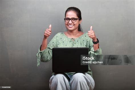 양손으로 엄지 손가락 위로제스처를 보여주는 노트북으로 인도 민족의 미소 짓는 여성 인도 민족에 대한 스톡 사진 및 기타 이미지 인도 민족 인도 인도아 대륙 노트북