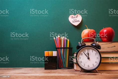 색연필 옆에 하트 모양 스티커가 달린 알람 시계와 검은 책 개념에 대한 스톡 사진 및 기타 이미지 개념 개인 장식품 교육 Istock