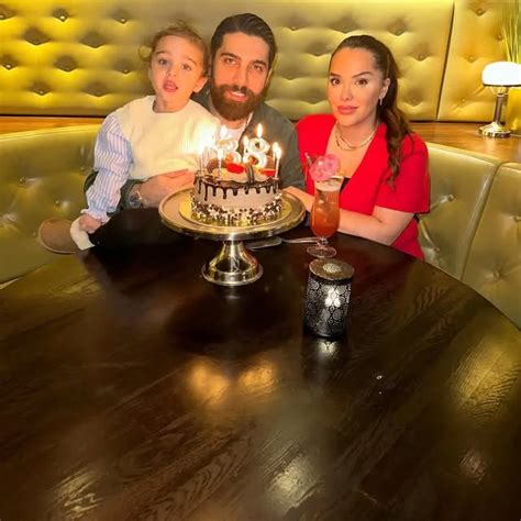 ‎همه خانواده های فوتبالی 😍‎ ‎رضا حقیقی بازیکن سابق پرسپولیس و همسرشون