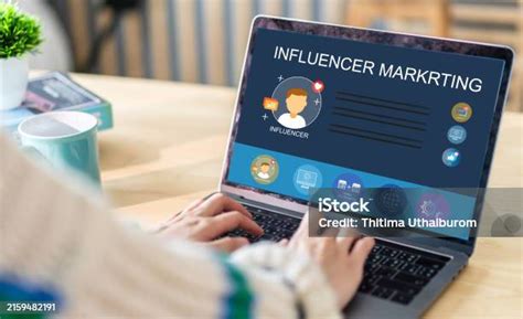 여성은 인플루언서 마케팅 전략 및 소셜 미디어 참여 좋아요 팔로워 비디오 콘텐츠 및 메시지 디지털 마케팅 기술 소셜 미디어 및 비즈니스 전략과 함께 노트북을 사용합니다 30