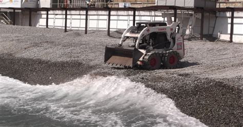 На Массандровском пляже в Ялте ведут подготовку к началу курортного сезона