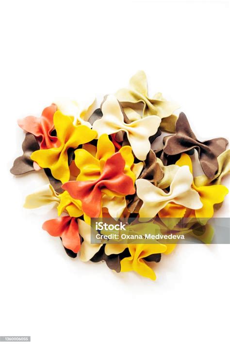 다양한 색상의 파폴파스타 흰색 배경에 격리 된 여러 가지 빛깔의 방귀 다중 색상에 대한 스톡 사진 및 기타 이미지 다중 색상 파스타 흰색 Istock