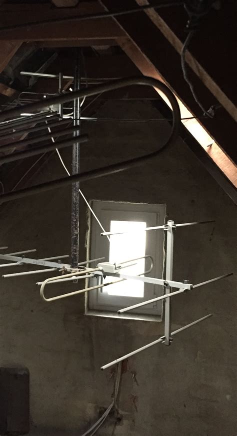 Ist Das Ein Blitzableiter Oder Eine Alte Antenne Auf Dem Dachboden