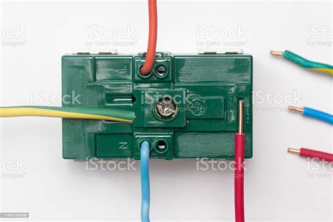전기 기술자는 장치 뒷면에 표시된 스트립 게이지를 사용하여 와이어의 정확한 길이를 측정합니다 전등 스위치에 대한 스톡 사진 및 기타 이미지 Istock