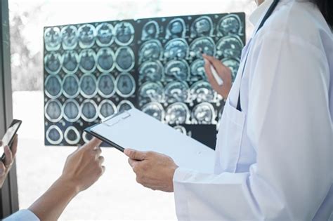 화이트 유니폼 가운 코트를 입은 전문 의사인 교육 인력과 의학 개념 세미나 또는 병원 의료에서 태블릿 및 논문행복 의사의 클로즈업 2명에 대한 스톡 사진 및 기타 이미지