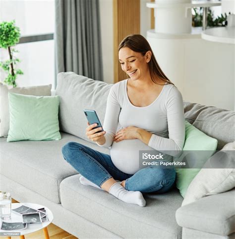 여자 임산부 여성 임신 아기 배꼽 전화 화상 온라인 통신 모바일 스마트폰 통신 케어 출산 모성 스마트폰에 대한 스톡 사진 및 기타 이미지 Istock