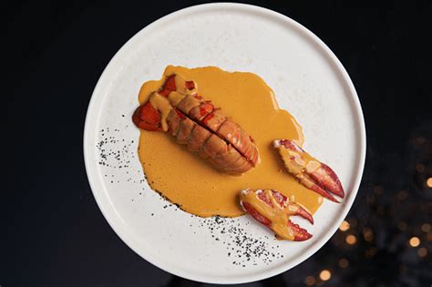 수프 소스를 곁들인 해산물 랍스터 레스토랑 테이블에 조리 된 랍스터 클로즈업 끓는 물에 삶기에 대한 스톡 사진 및 기타 이미지