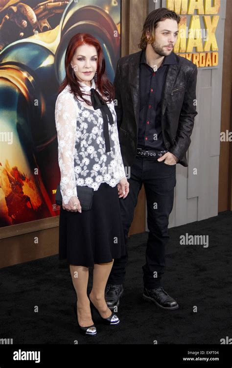 Priscilla Presley Et Navarone Garibaldi Au Los Angeles Première De Mad