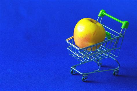 파란색 배경에 슈퍼마켓에서 카트에 노란색 빨간색 사과 과일을 구입 0명에 대한 스톡 사진 및 기타 이미지 0명 건강한 식생활 과일 Istock